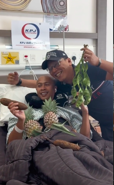 Shahrol Shiro melawat Achey dekat hospital, sekali buah tangan yang dia ...